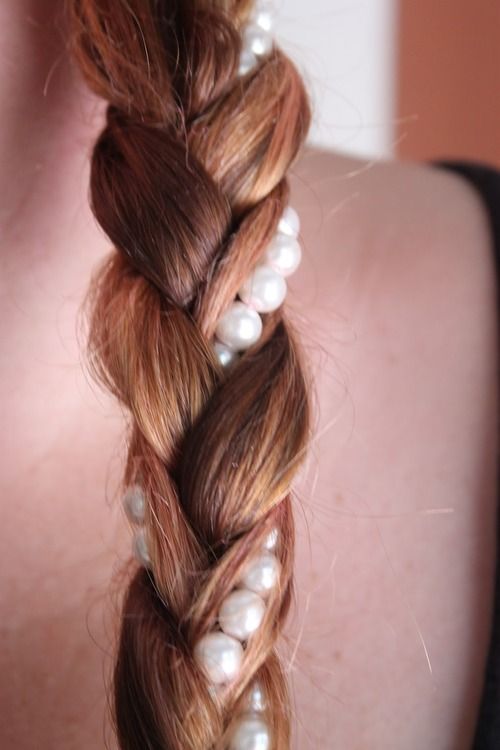 How To Wear Pearls In Your Wedding Hair! | WedMeGood